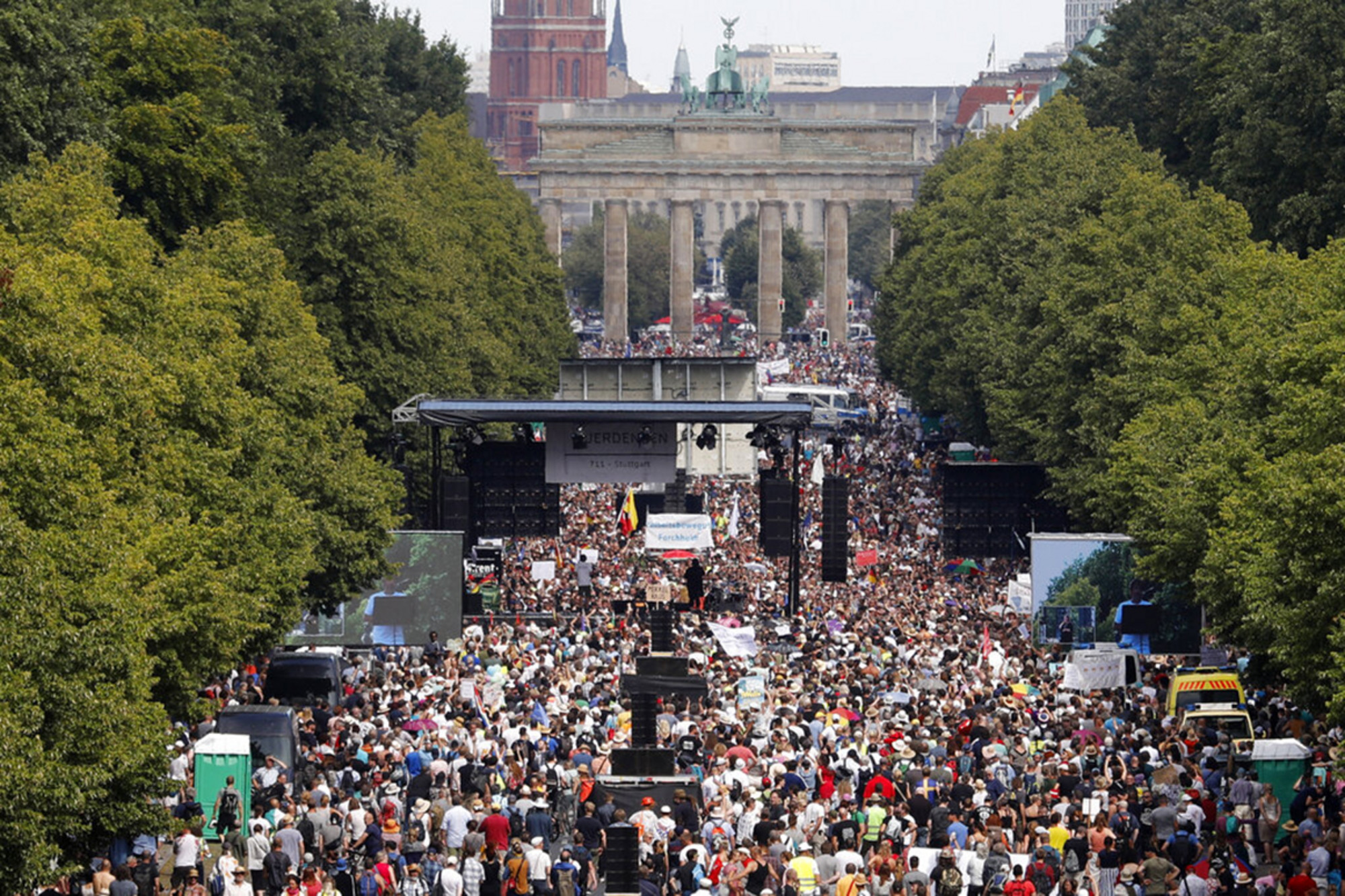 Tens of thousands protest against lockdown in Berlin - crowds also in ...