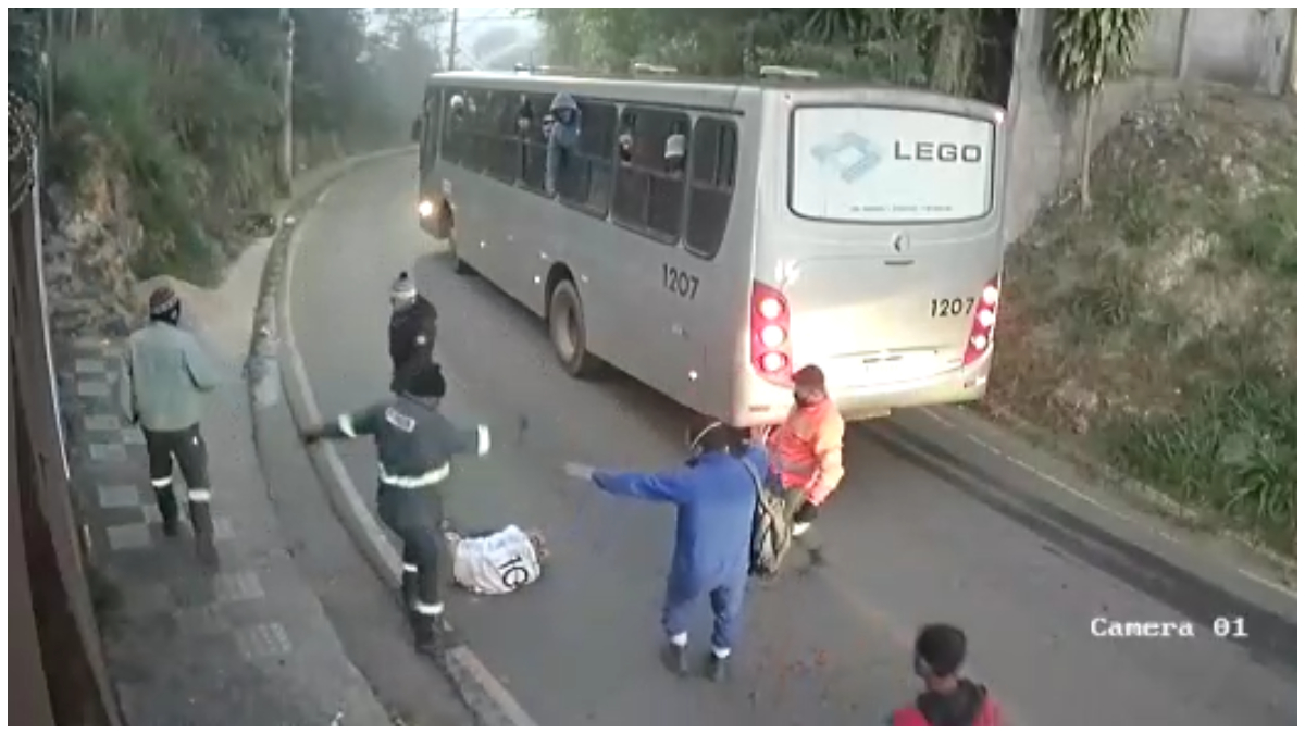 WATCH: the moment when a woman is being attacked and a bus stops - Gript