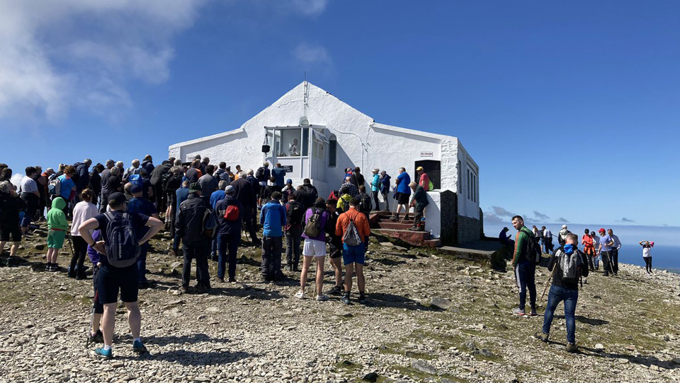 WATCH: Thousands climb Croagh Patrick in annual Pilgrimage - Gript
