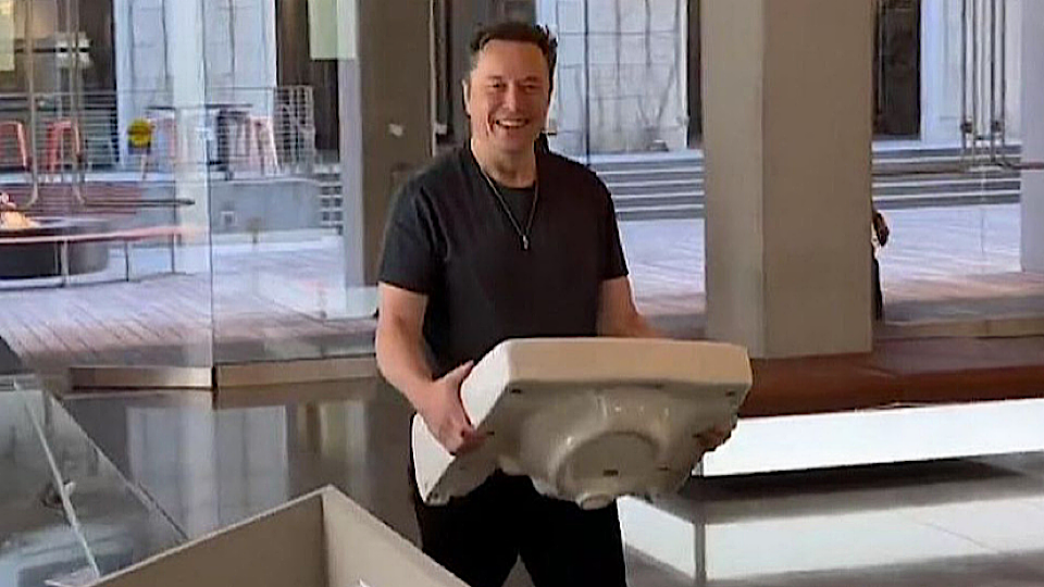 WATCH: Elon Musk enters Twitter HQ - carrying a sink - Gript