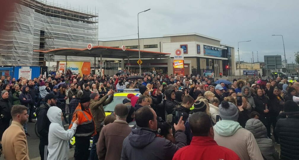 Hundreds of locals stop traffic in East Wall after migrants are bussed in at night - Gript